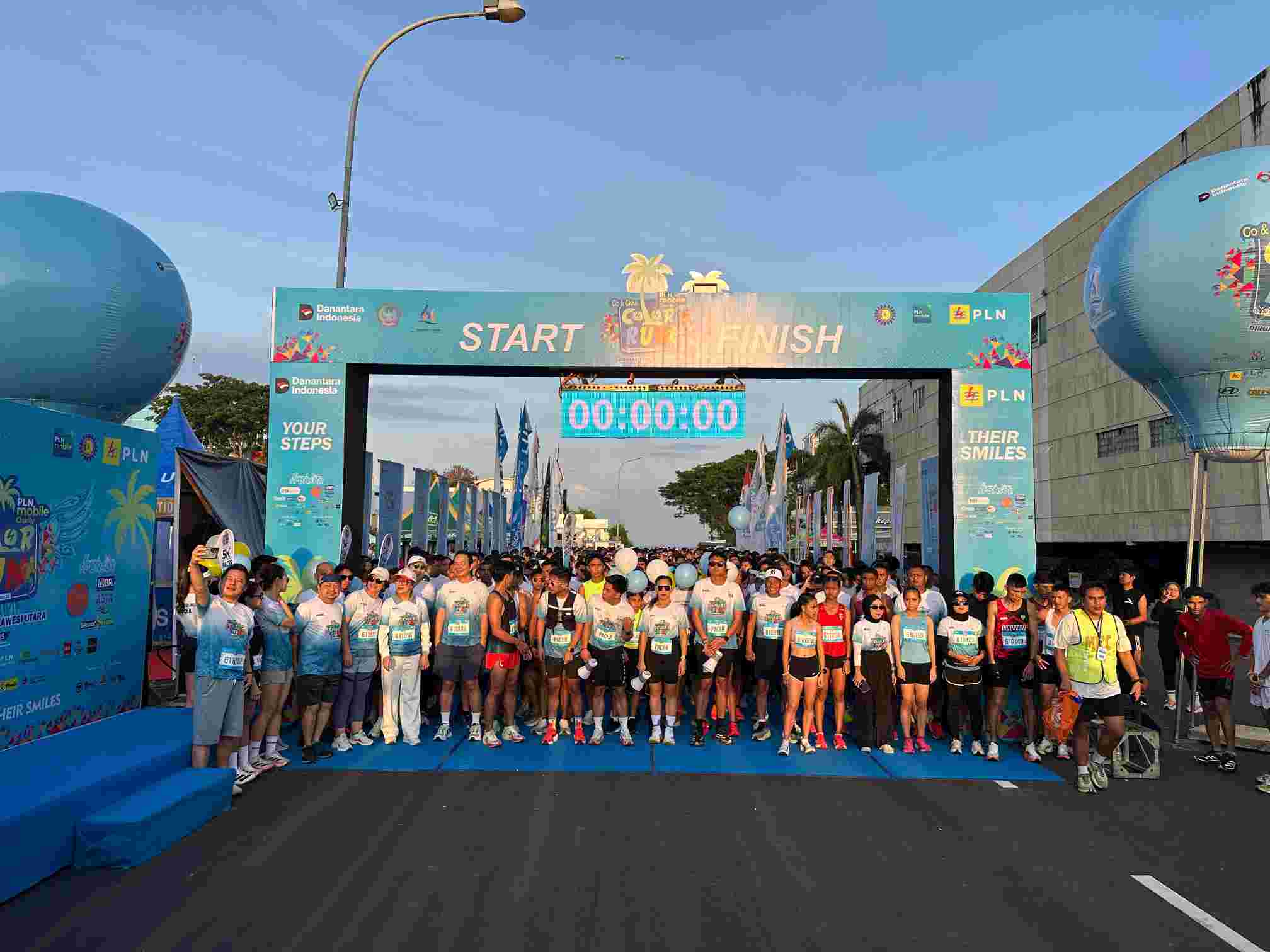 Ribuan Warga Manado Ramaikan Go & Glow PLN Mobile Charity Color Run ...